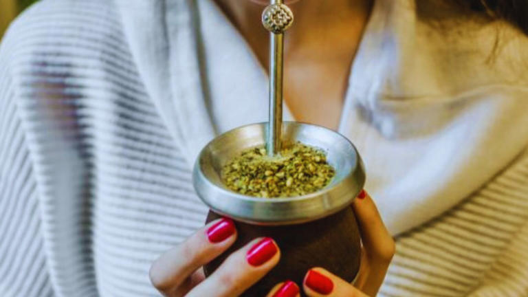 Cómo preparar el mate perfecto para que quede parejo, espumoso y sin ...