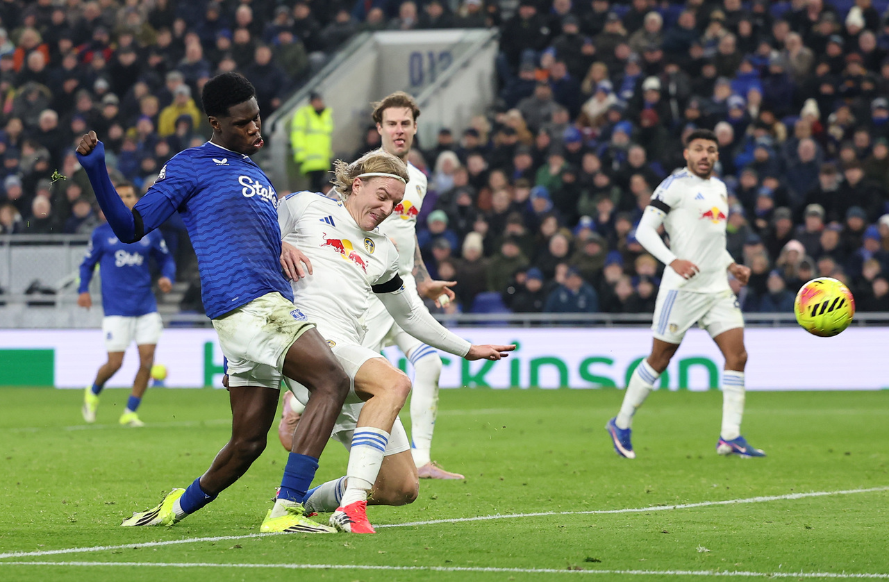 Barry's goal helps Everton draw at home to Leeds