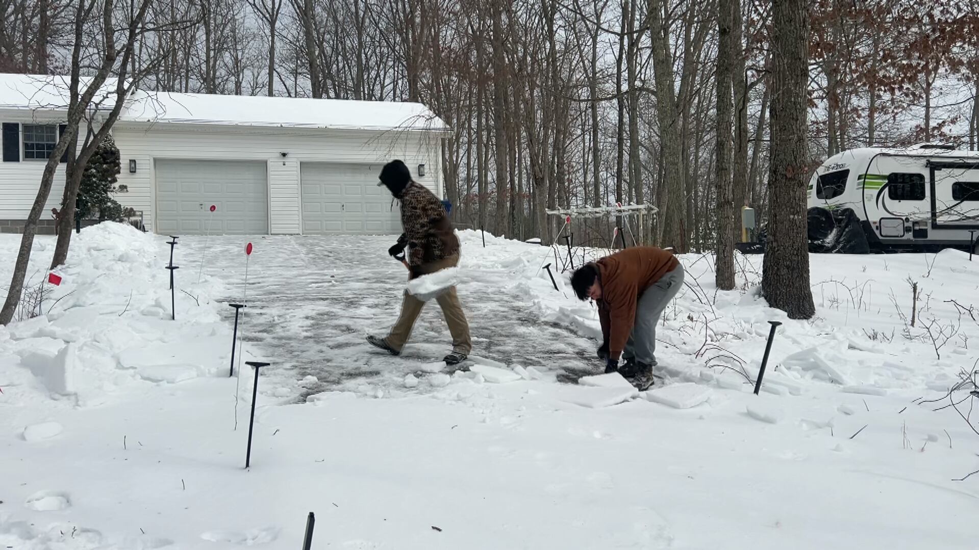 VT students spend a day off from class shovel snow for Blacksburg residents