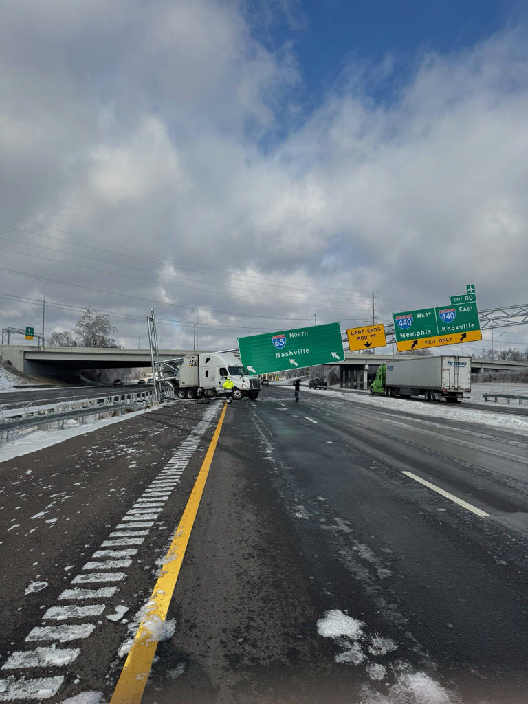 Crews remove downed road sign from Nashville interstate after semi ...