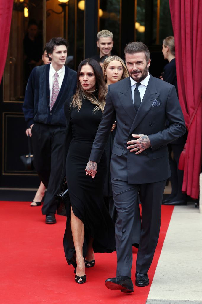 Victoria, David Beckham y sus hijos se muestran unidos en París tras el ...
