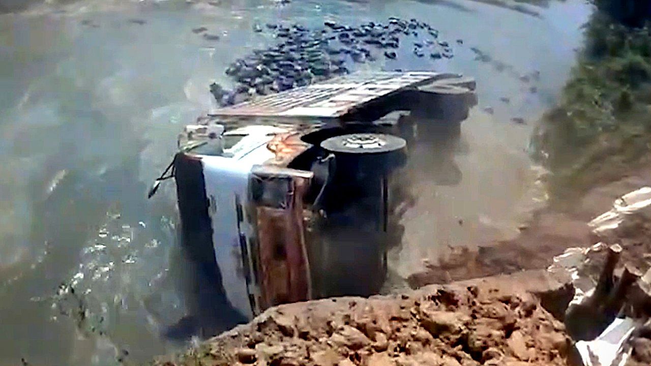 Drug truck chase ends in a dramatic way in Thailand