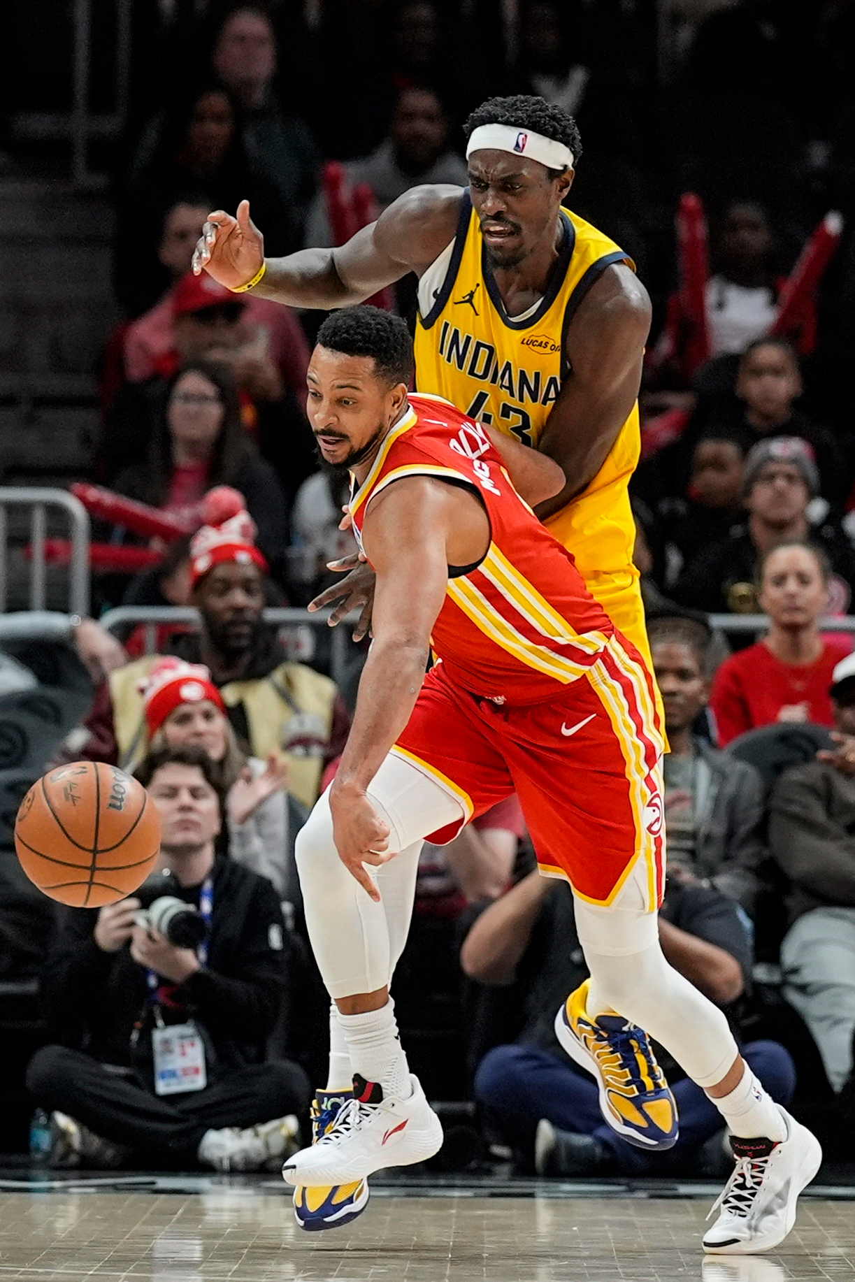 CJ McCollum scores 23 points and Hawks ride 17-0 second-half run to ...