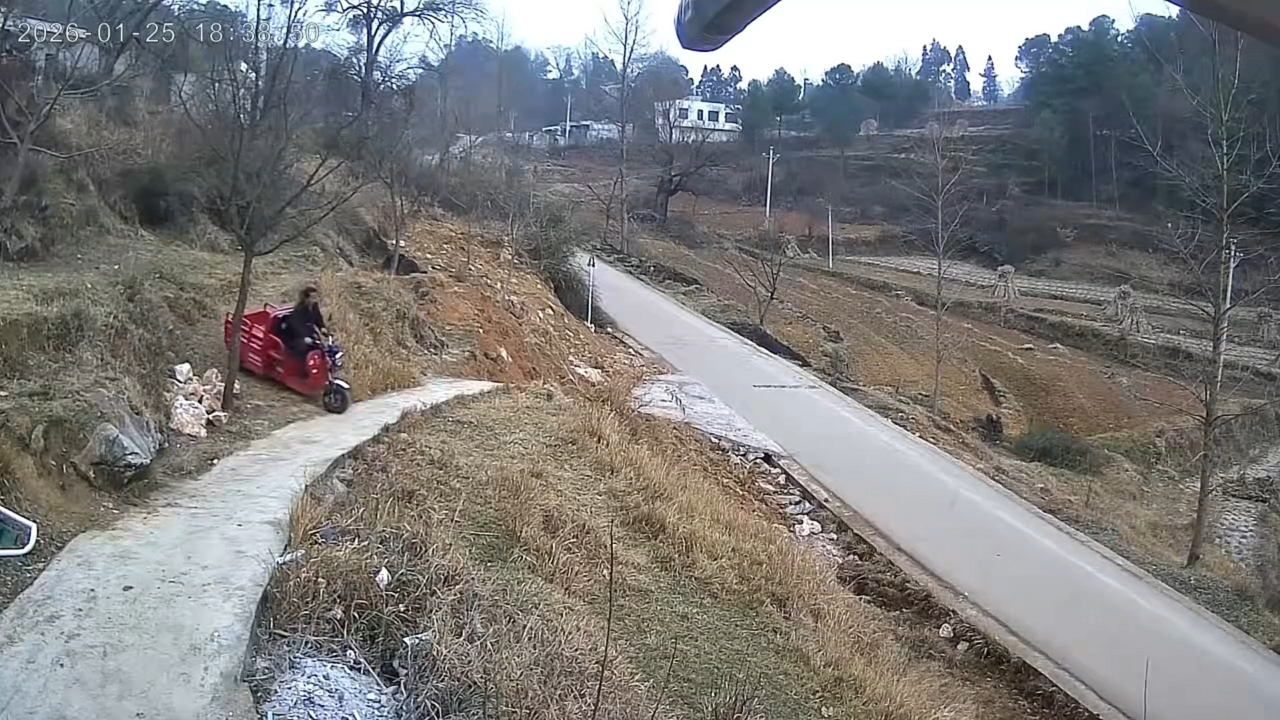 Close call as red tricycle tips down hillside in Fujian, China