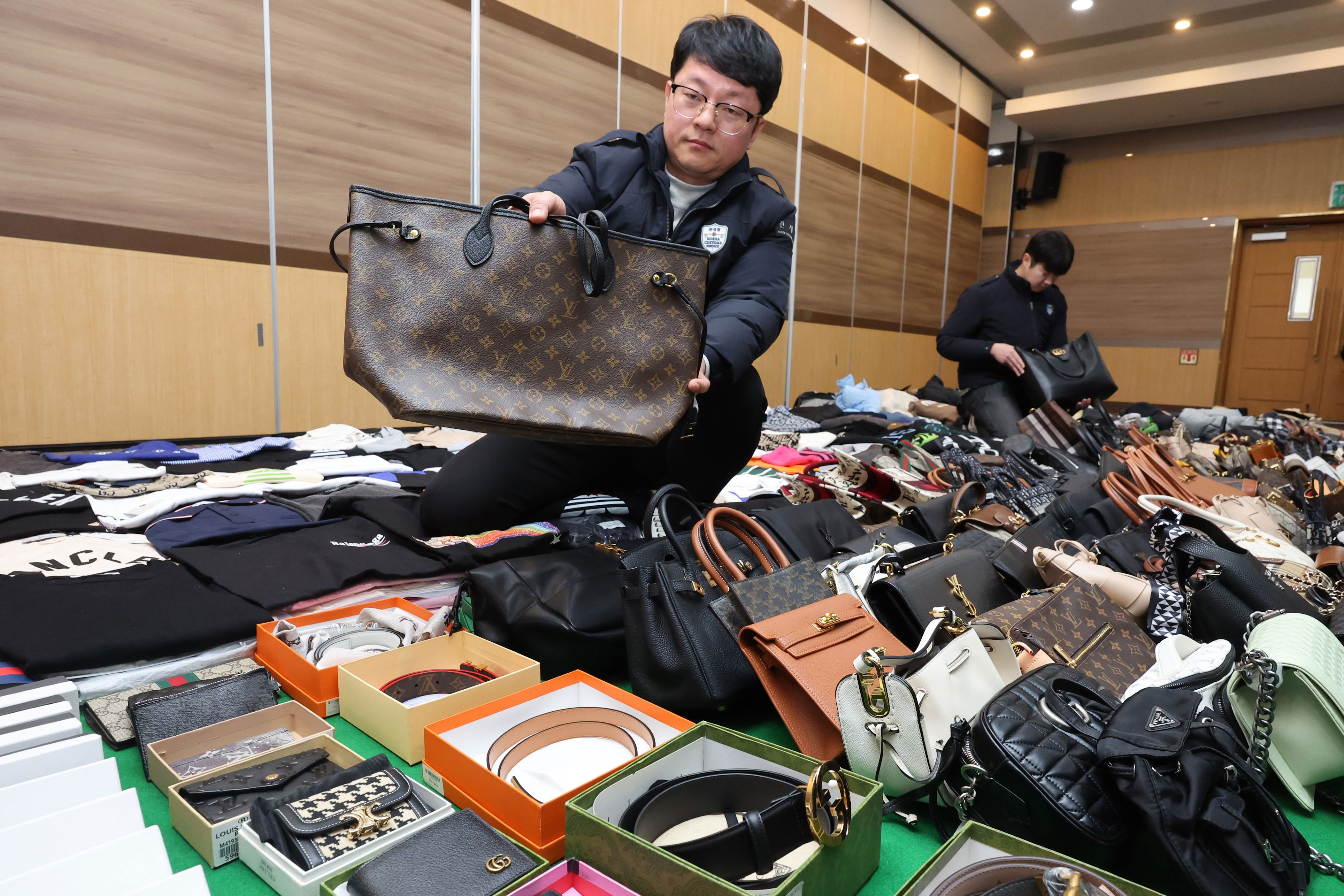Customs smash 12 billion won online counterfeit ring
