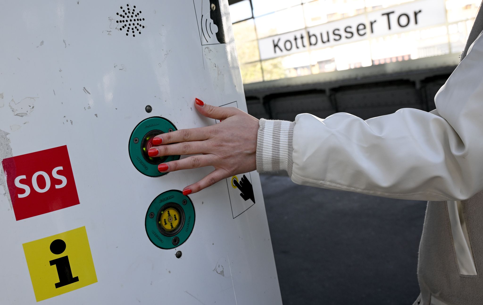 U-Bahngleis ist tabu: Info-Säulen können Leben retten