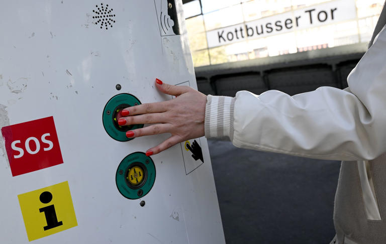 U-Bahngleis ist tabu: Info-Säulen können Leben retten