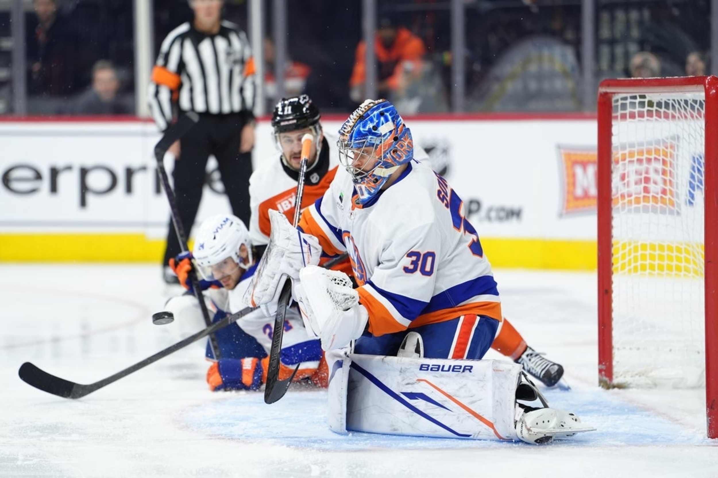 Ilya Sorokin, Jean-Gabriel Pageau lead Isles' shutout of Flyers