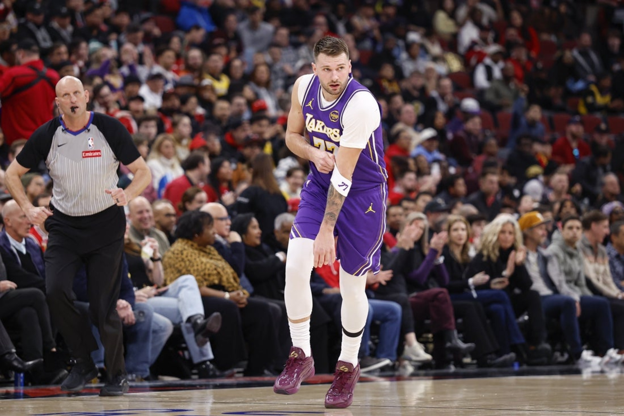 Luka Doncic fires in 46 points as Lakers blast Bulls