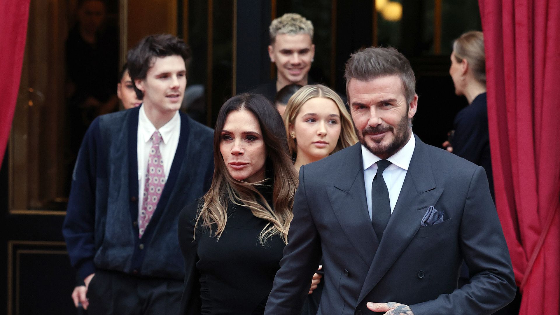 Victoria, David Beckham y sus hijos se muestran unidos en París tras el ...