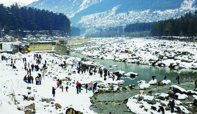 Tourists stranded in Manali snow; long line of vehicles amble over ...