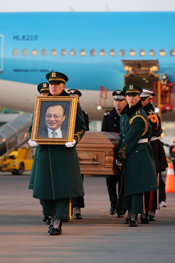 Ex-PM Lee Hae-chan's body returns home