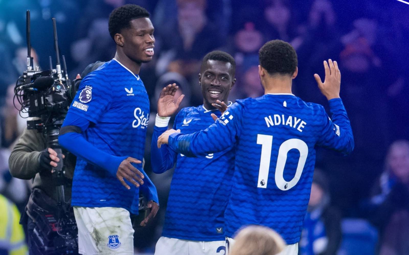 Everton’s Barry strikes again to rescue draw against Leeds