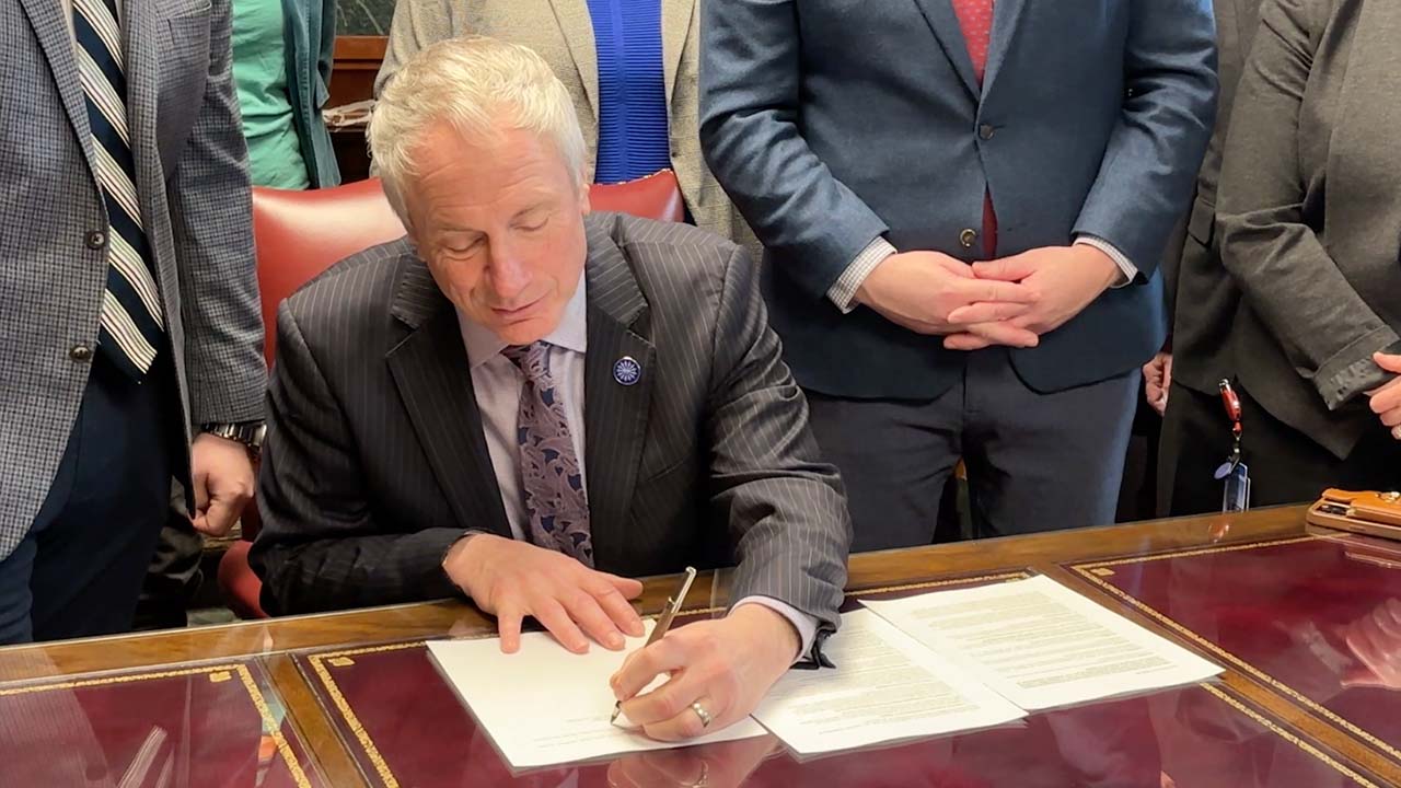 Buffalo mayor signs executive order limiting city cooperation with ...