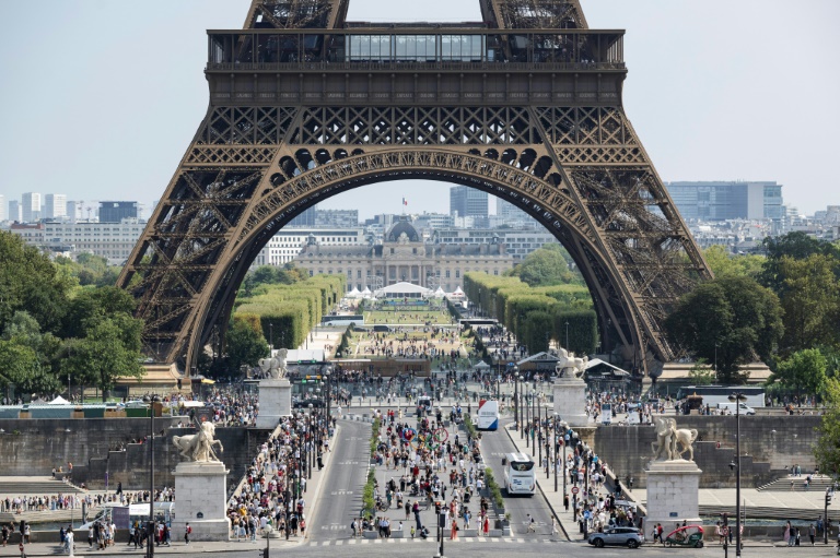 Sur la tour Eiffel, 72 femmes savantes choisies pour rejoindre leurs ...