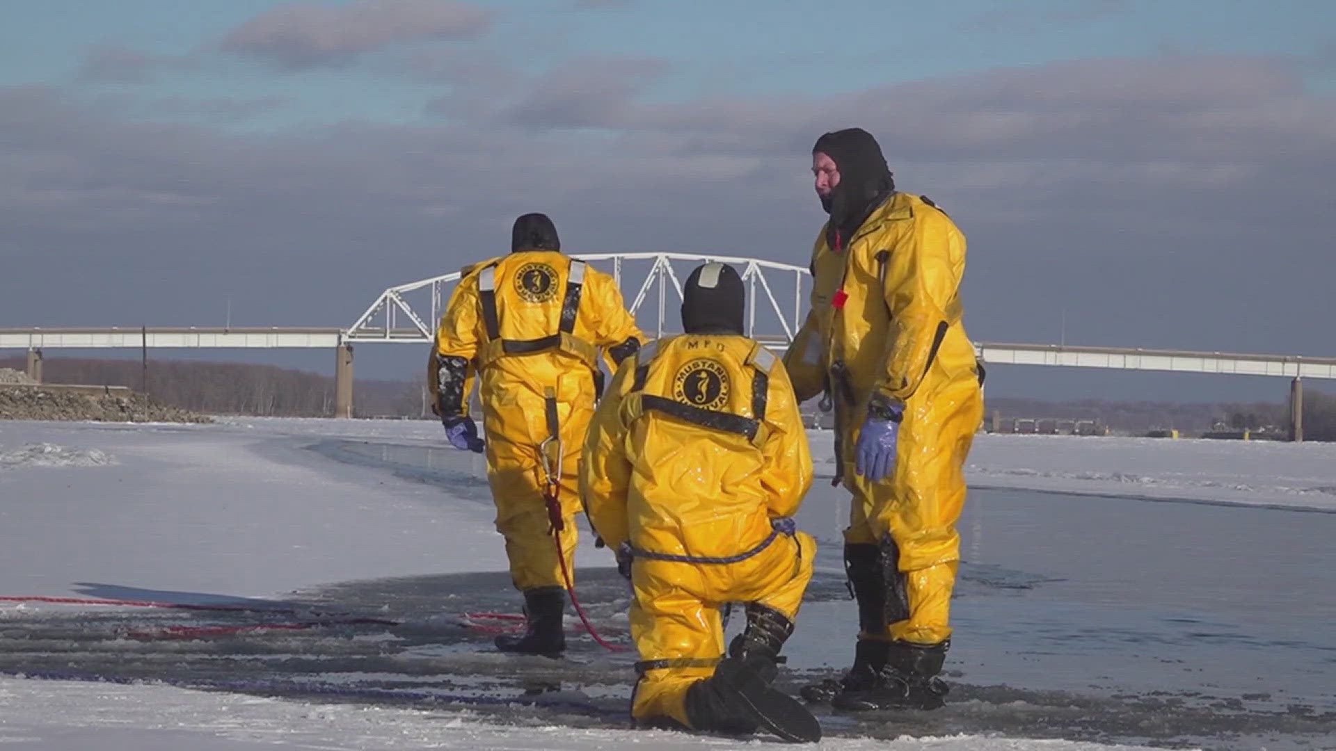 Muscatine students plunge into the Mississippi to learn about ice rescues