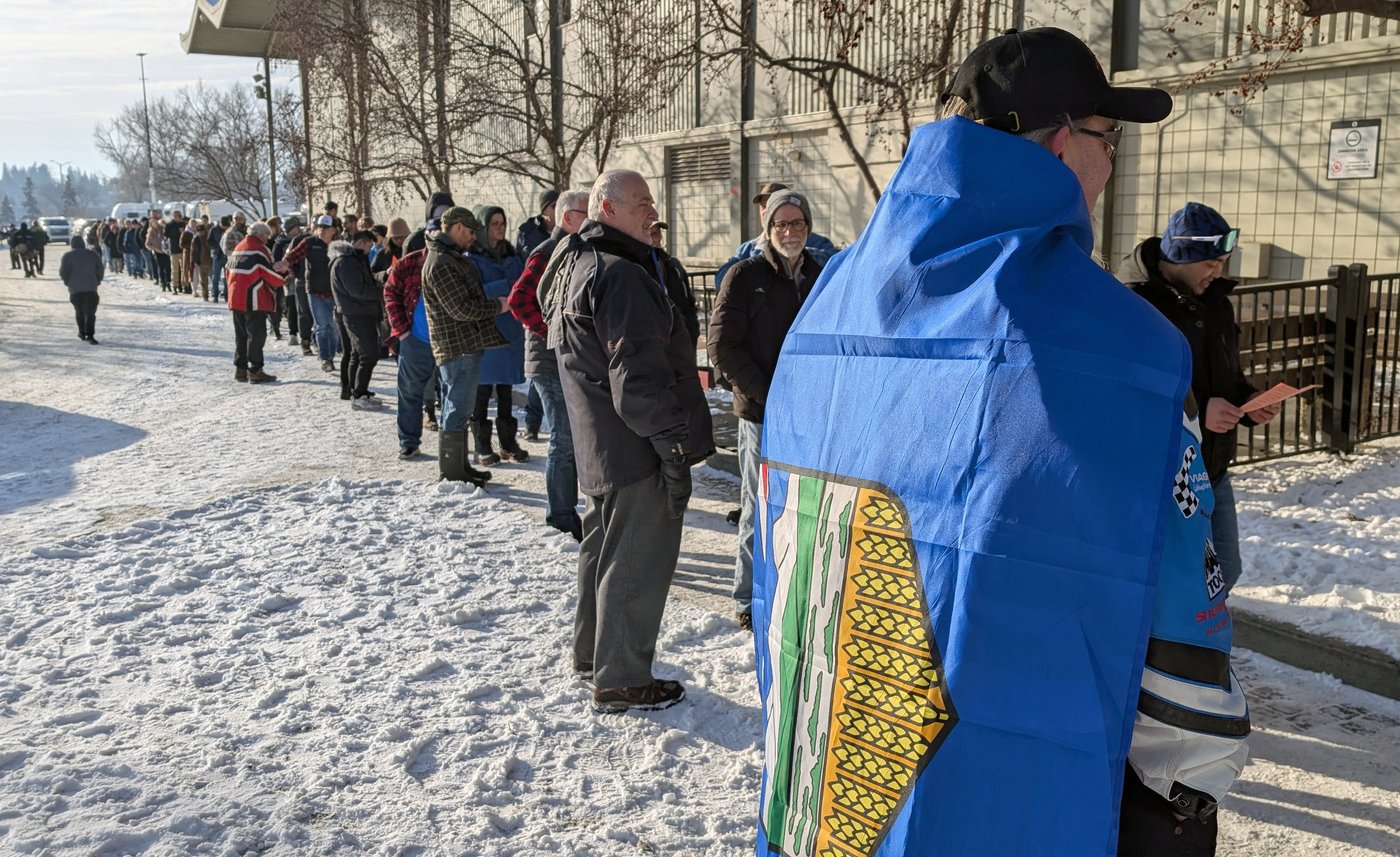 Hundreds line up in Calgary to sign petition to urge vote on Alberta ...