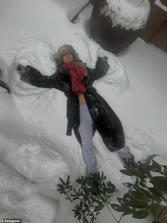 Emily Ratajkowski braves blizzard in crop top for snowstorm happy hour