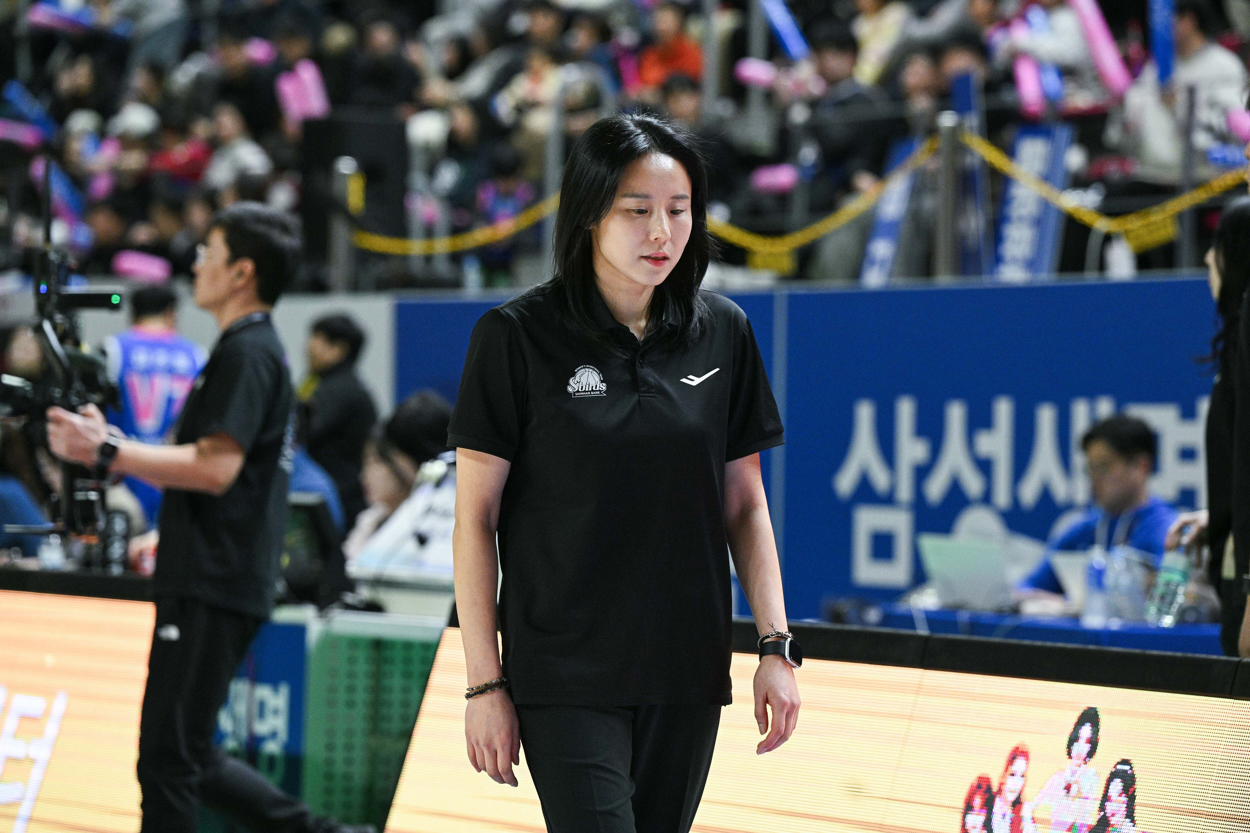 Bottom-ranked Shinhan Bank loses 8th close game, lacking crucial solution