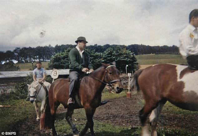 Holiday photos of notorious East End gangster brothers Ronnie and ...