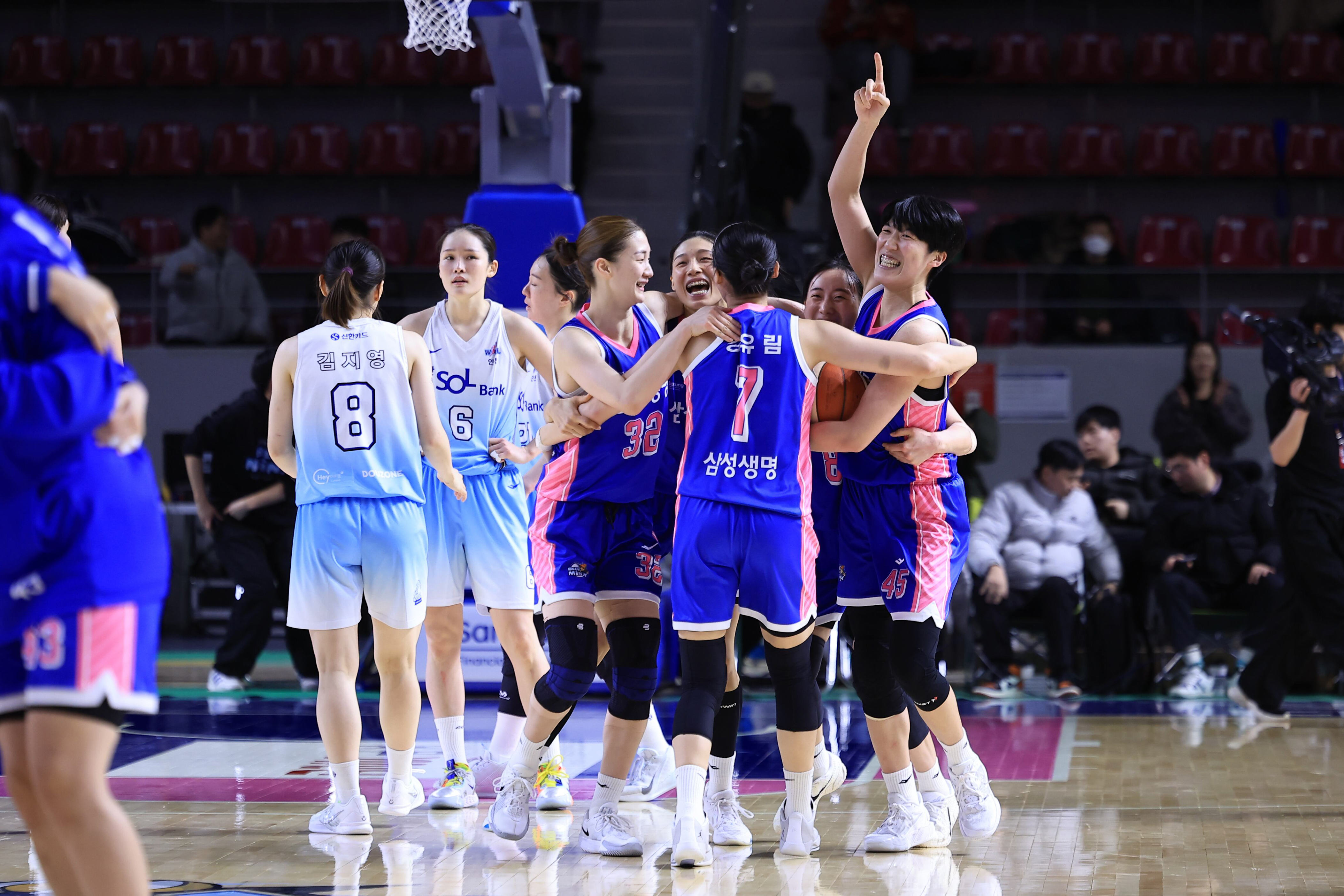 Bottom-ranked Shinhan Bank loses 8th close game, lacking crucial solution