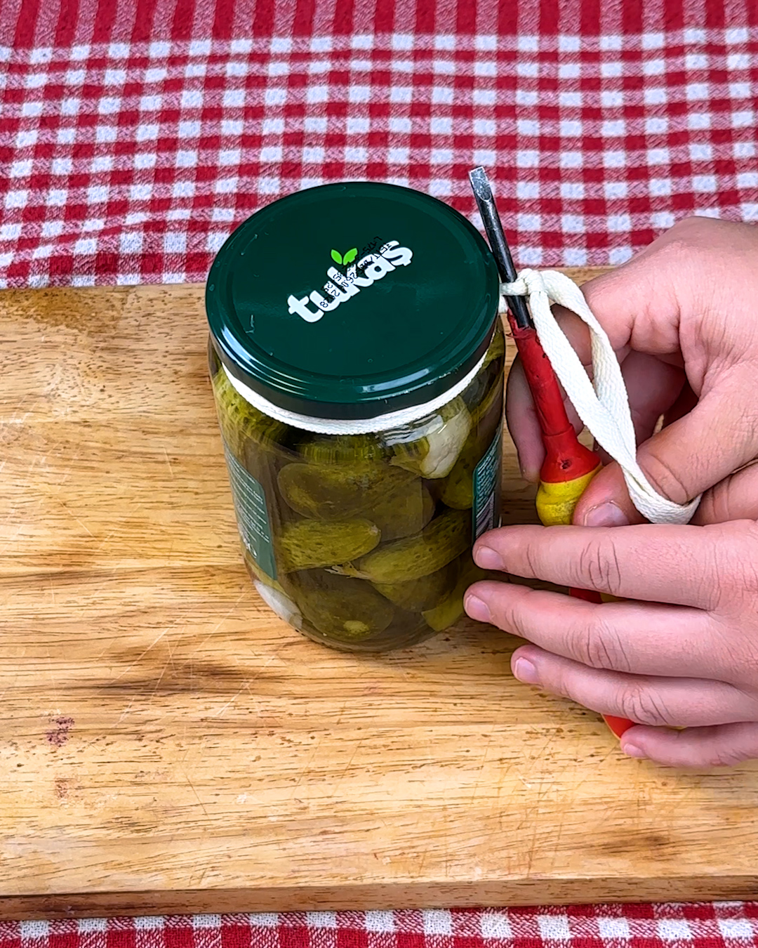 Easily open jars with this hack🥒