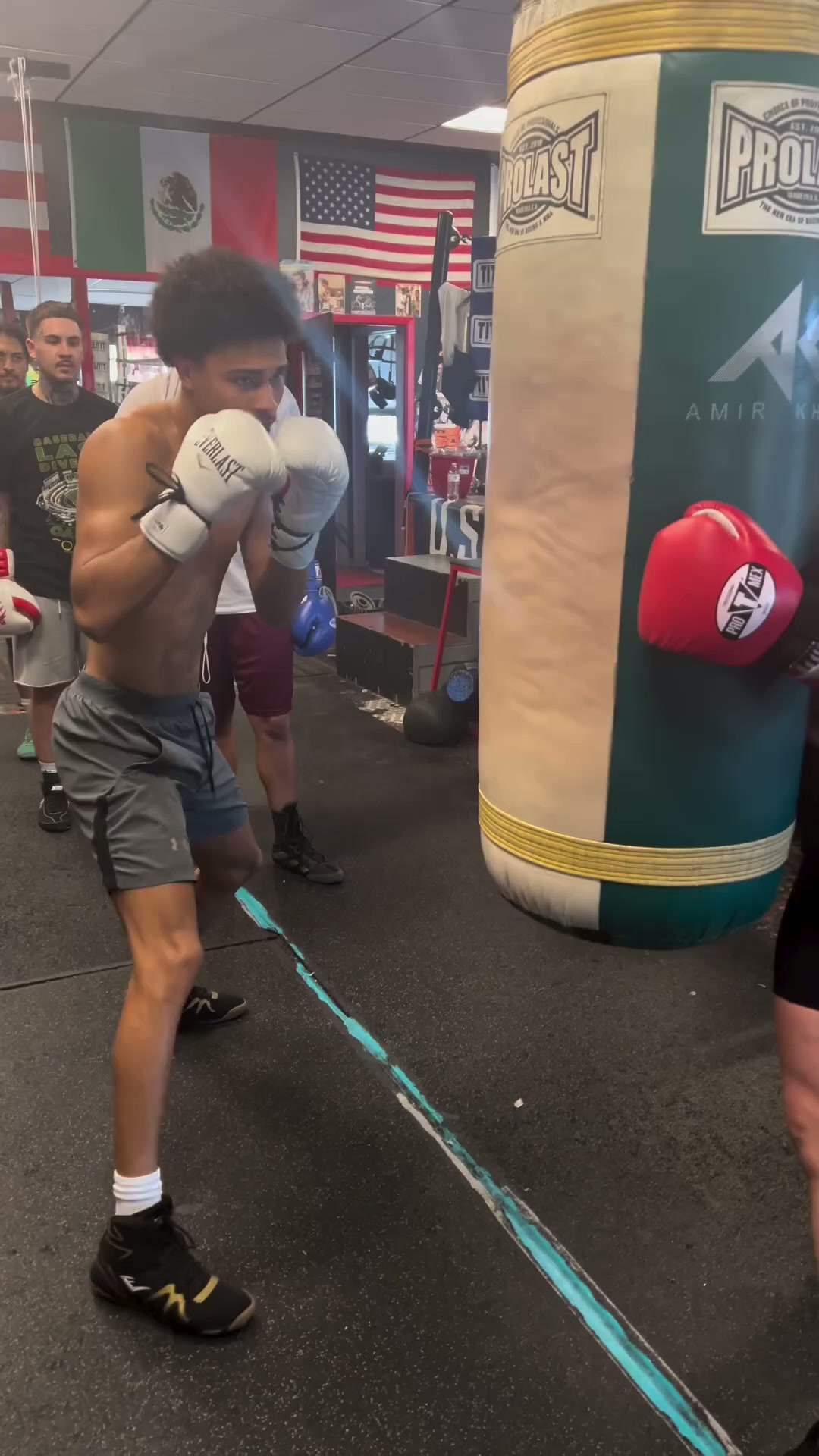 David Dynamite Lopez showing how good his right hook really is 🔥