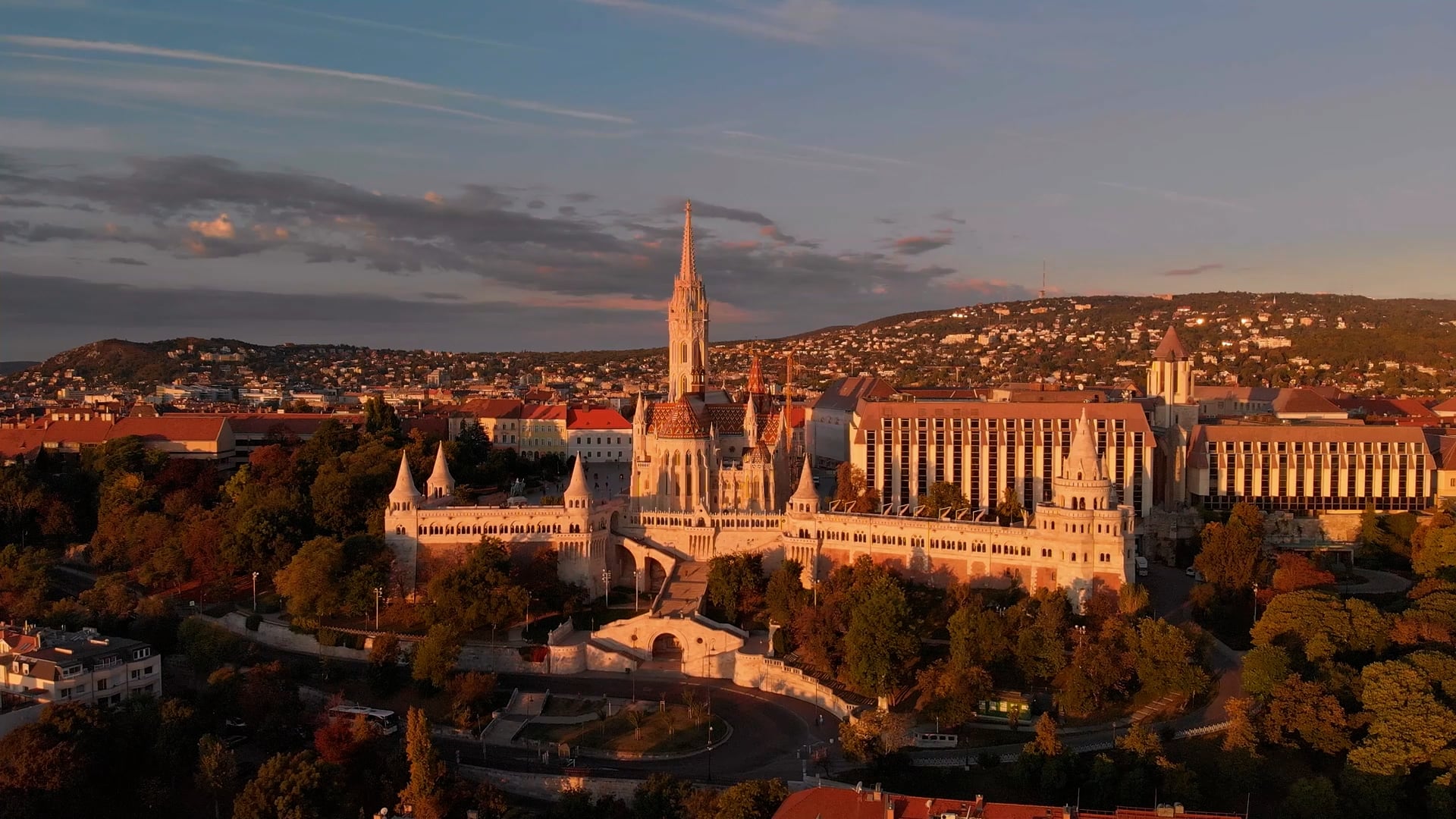 Halászbástya, Budapest: Dróntúra Magyarország neoromán stílusú ...