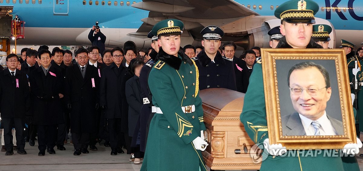 Ex-PM Lee Hae-chan's body returns home