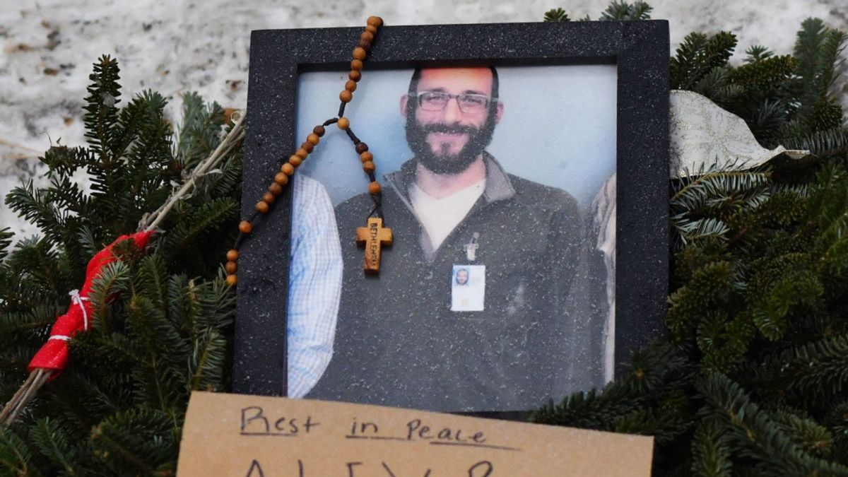 'Where's the gun?': Video shows federal officer looking for weapon ...