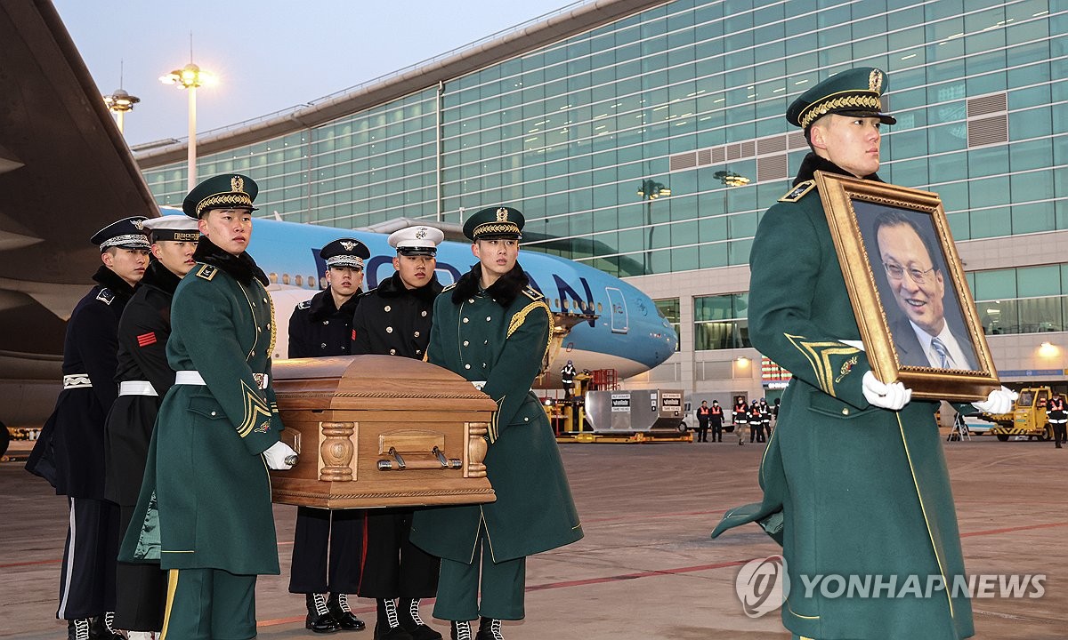 Ex-PM Lee Hae-chan's body returns home