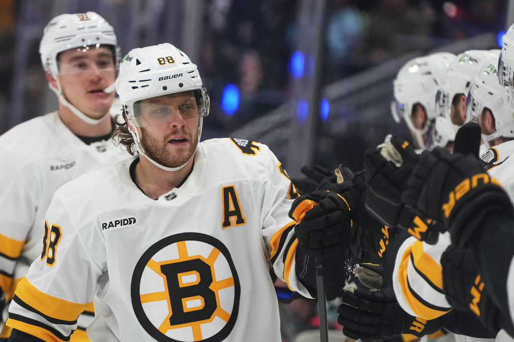 Forward David Pastrnak becomes 6th Bruins player to reach 900 career points