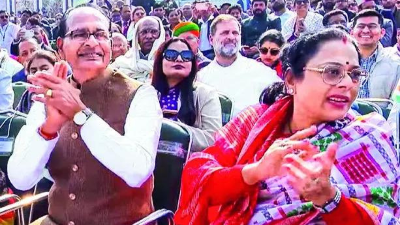 Once again, Congress spars with BJP over its netas' seating