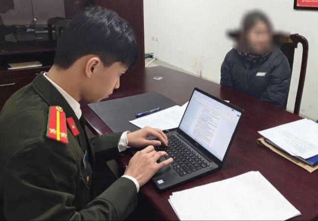 Xử phạt người phụ nữ đăng tin 'cấm xe tải để bán giấy đi đường' ở Hà Nội