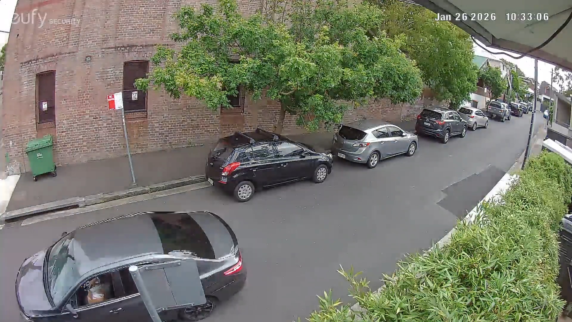 Search for driver after young girls approached and offered lollies in ...