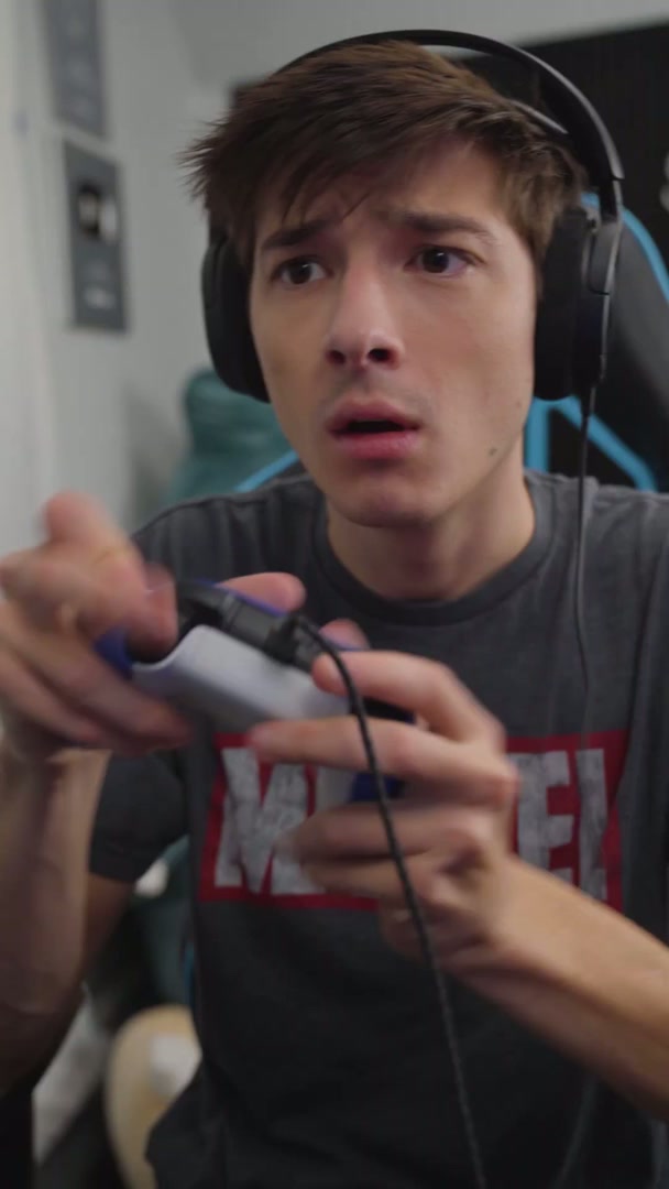 A Fortnite player faces challenges with hammers and encounters issues ...