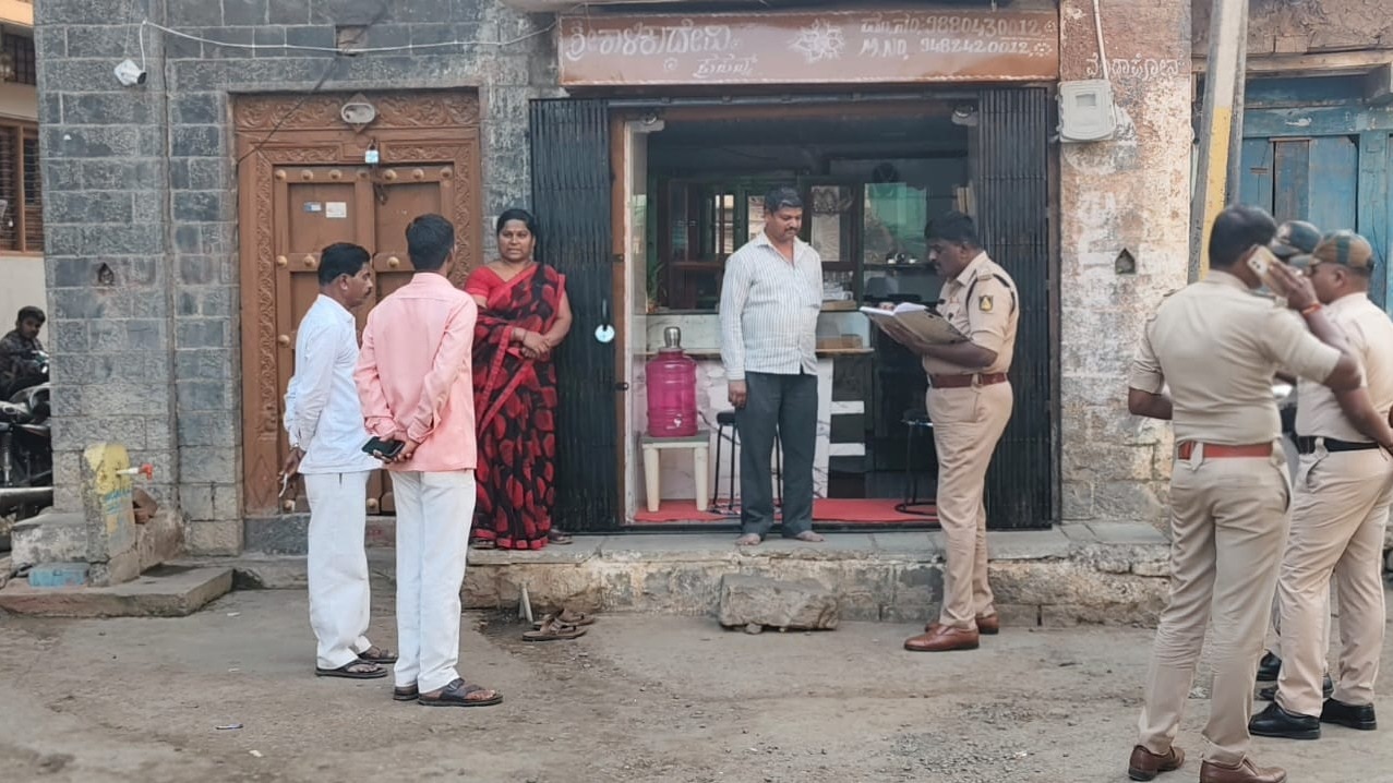 Masked men rob jewellery store at gunpoint in Karnataka, heist caught ...