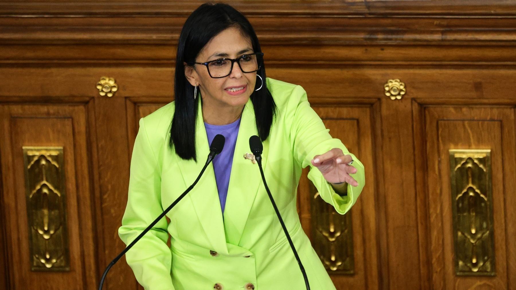 Venezuela: Interim president rejects US interference