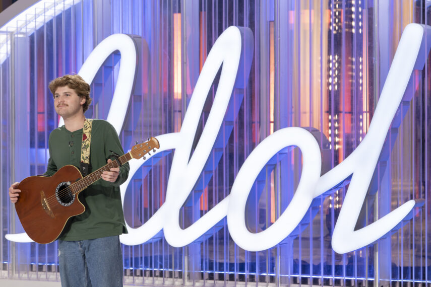 'American Idol' premiere: Carrie Underwood cries over teenager's audition