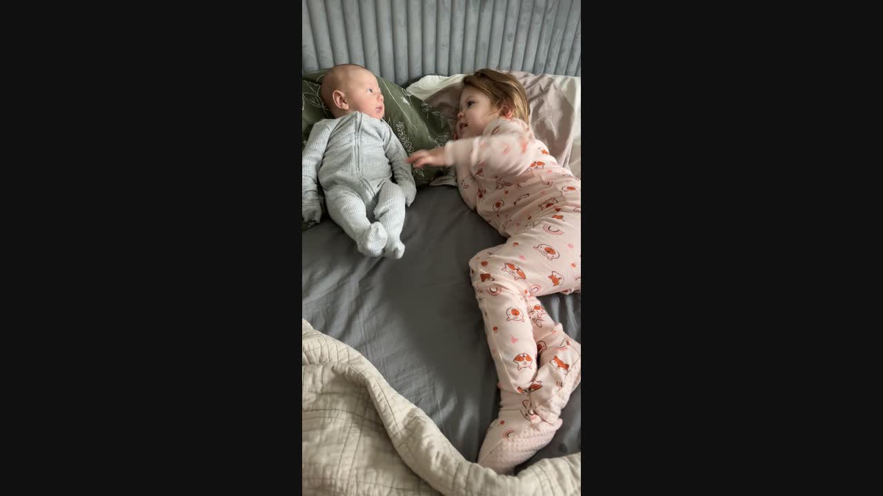 Infant’s sudden movement surprises toddler during playful moment in ...