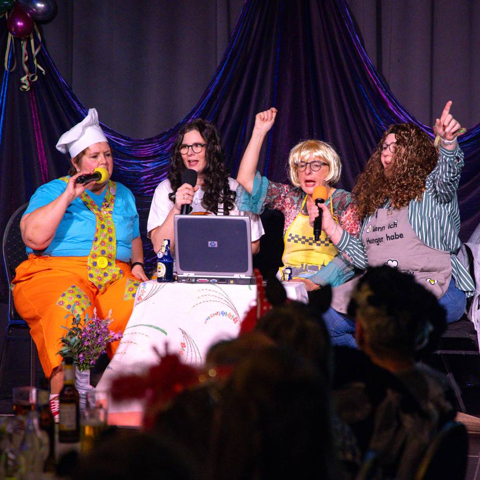 Bunte Sitzung der Frauengemeinschaft begeistert in der Burg Wassenberg