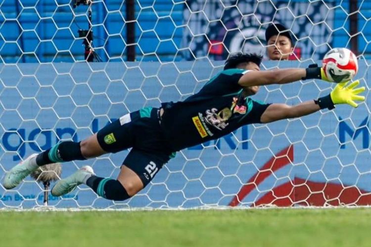 Rekor baru Ernando Ari! Ukir 65 penyelamatan dan 6 clean sheet bersama ...