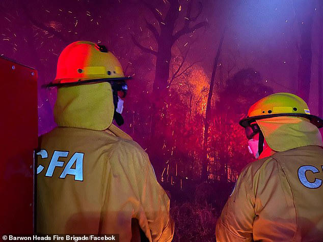 Leave now! New evacuation warnings issued as homes are destroyed in ...