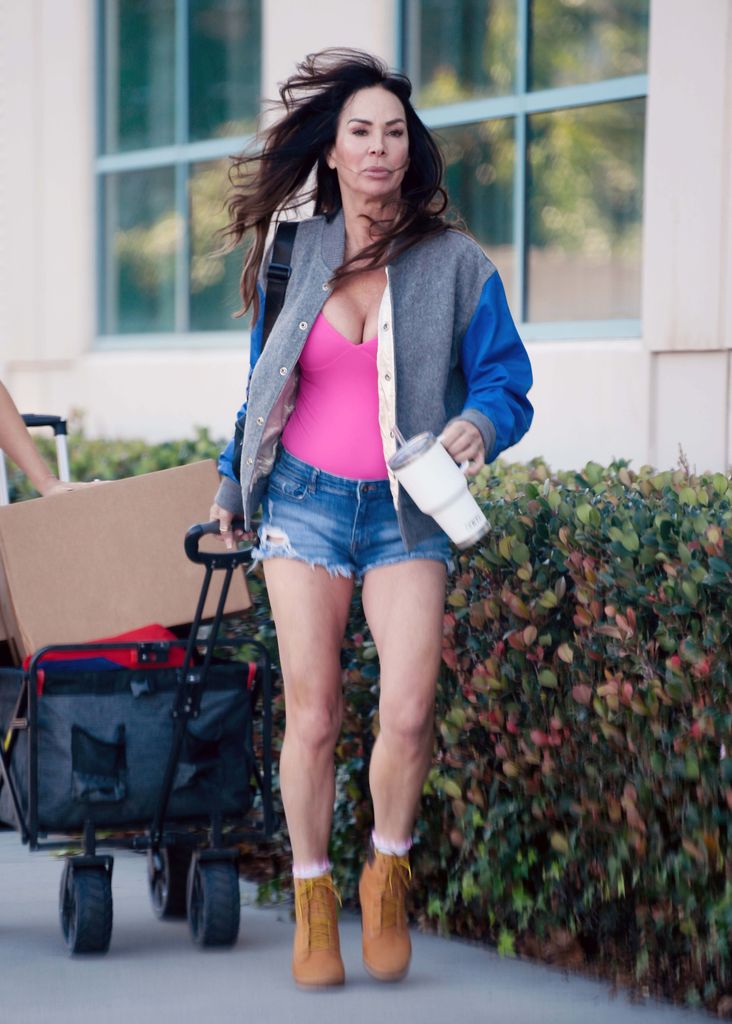 Baywatch star looks ageless as she showcases ultra-toned legs in Daisy ...