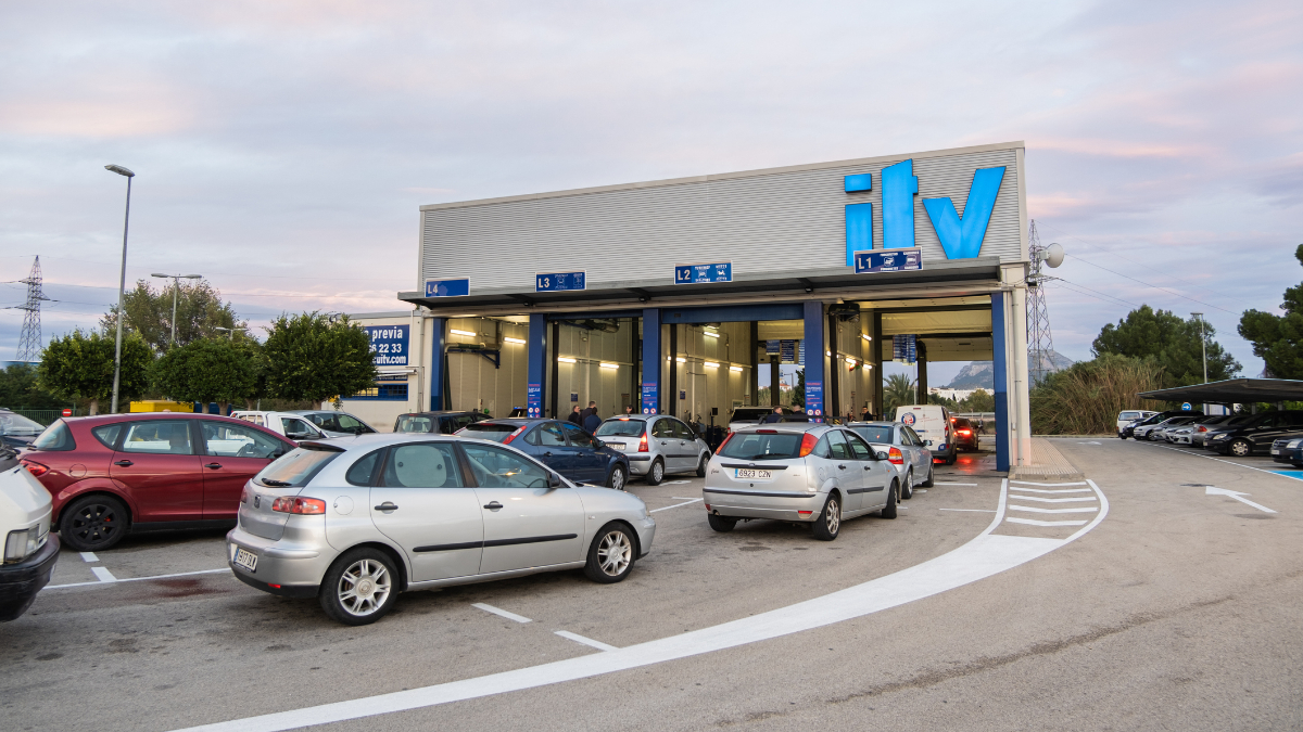 ¿Debo llevar la baliza V-16 para pasar la ITV? La DGT despeja dudas clave