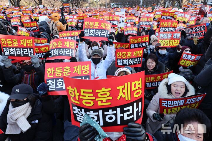 People Power Party's Jang, Han clash over expulsion as conflict escalates