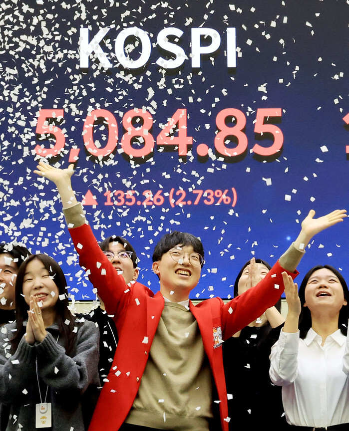 KOSPI rises over 5,000-pt mark