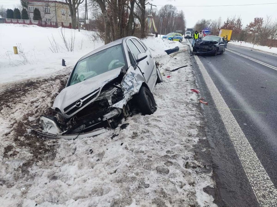 Zderzenie trzech pojazdów w Wojciechówce w gminie Policzna. Jedna osoba ...