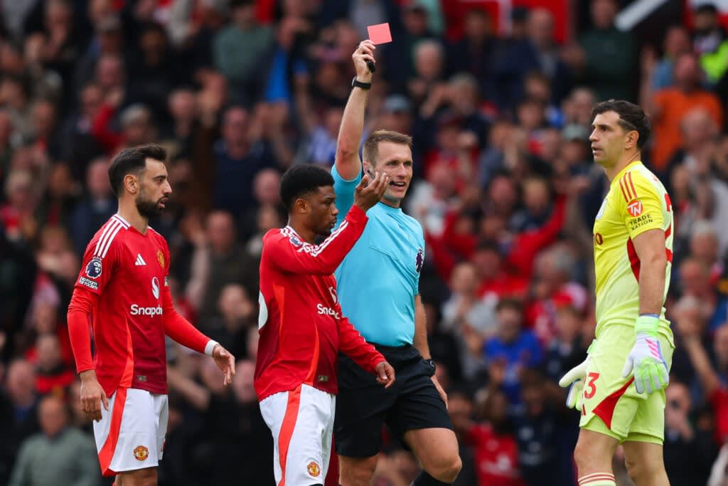 Manchester United transfer rumours roundup: Latest on Emiliano Martinez ...