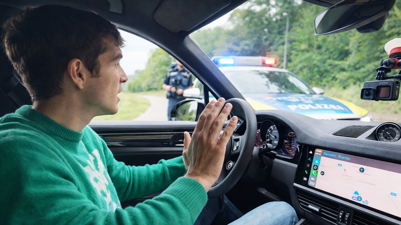 Controllo di polizia con un SUV sportivo